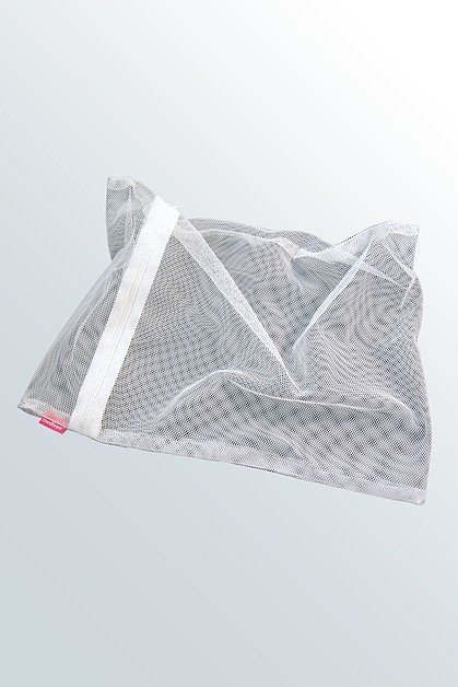 Laundry net with zipper for compression stockings | medi