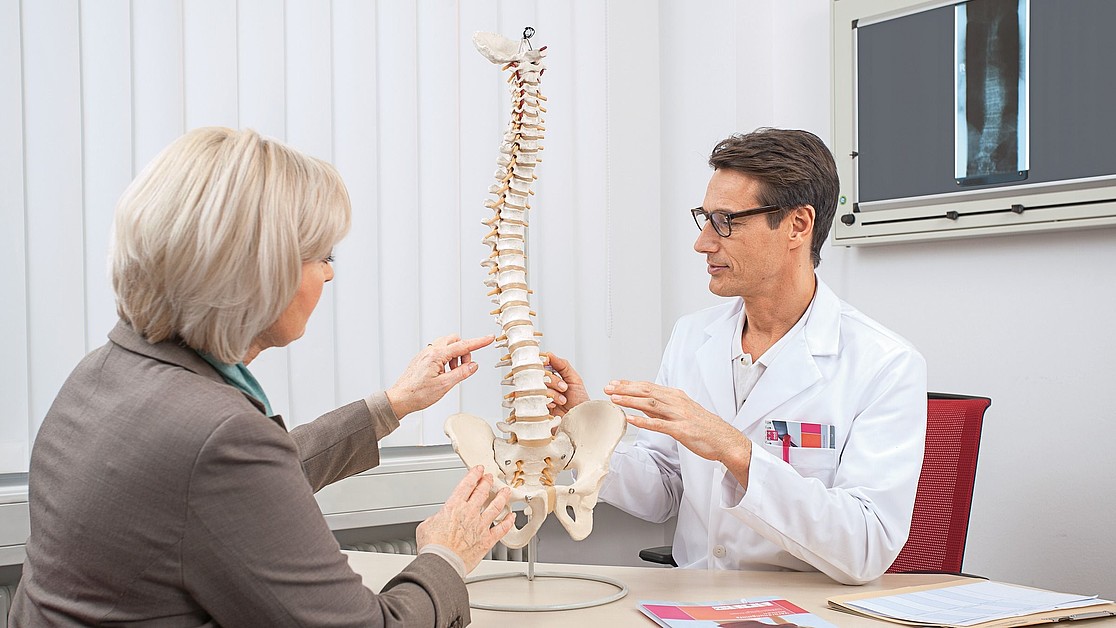 What does a chirotherapist do? How does a chirotherapist differ from a ...